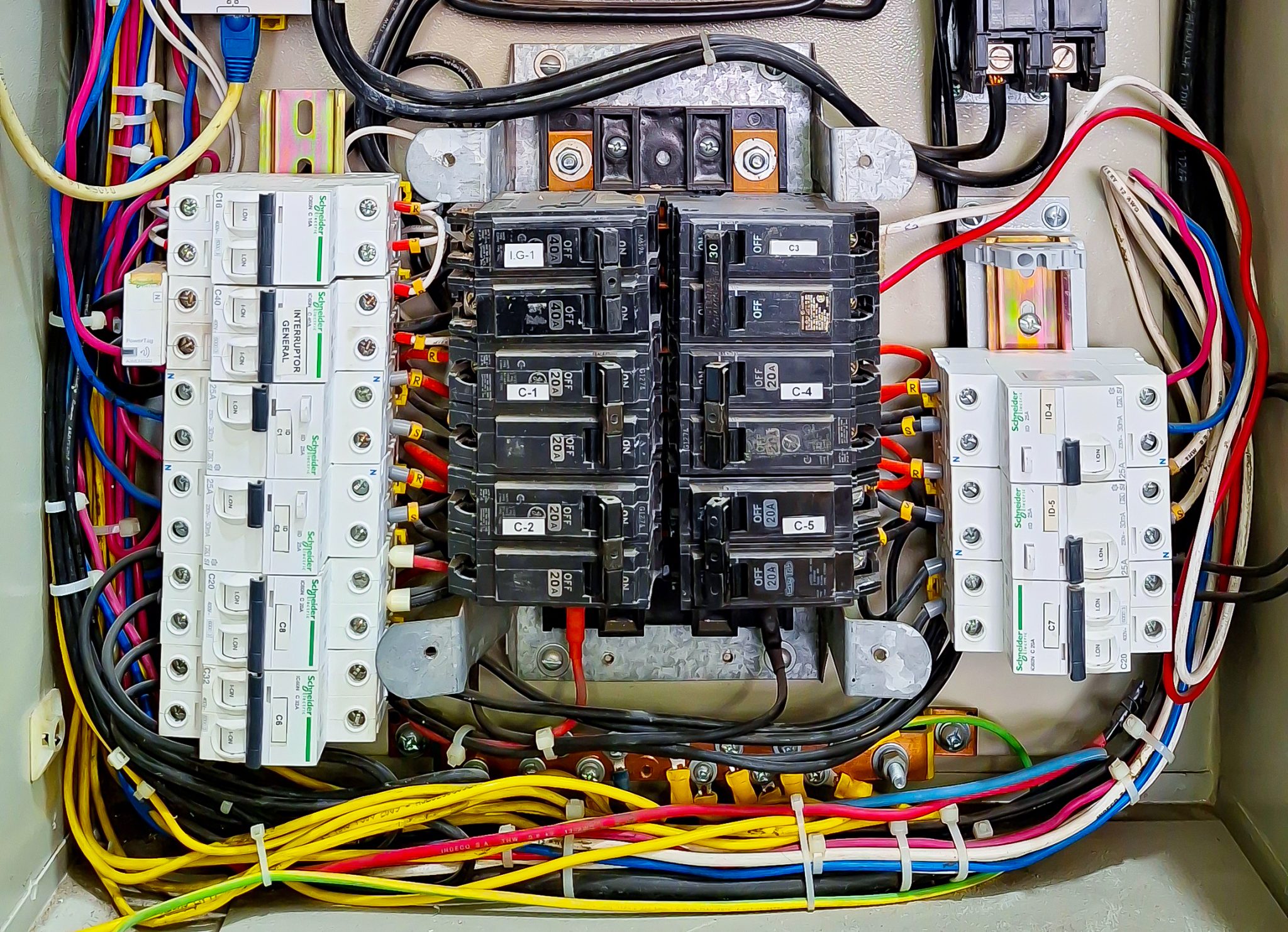 Seguridad y Confiabilidad en Tableros Eléctricos TRIANON